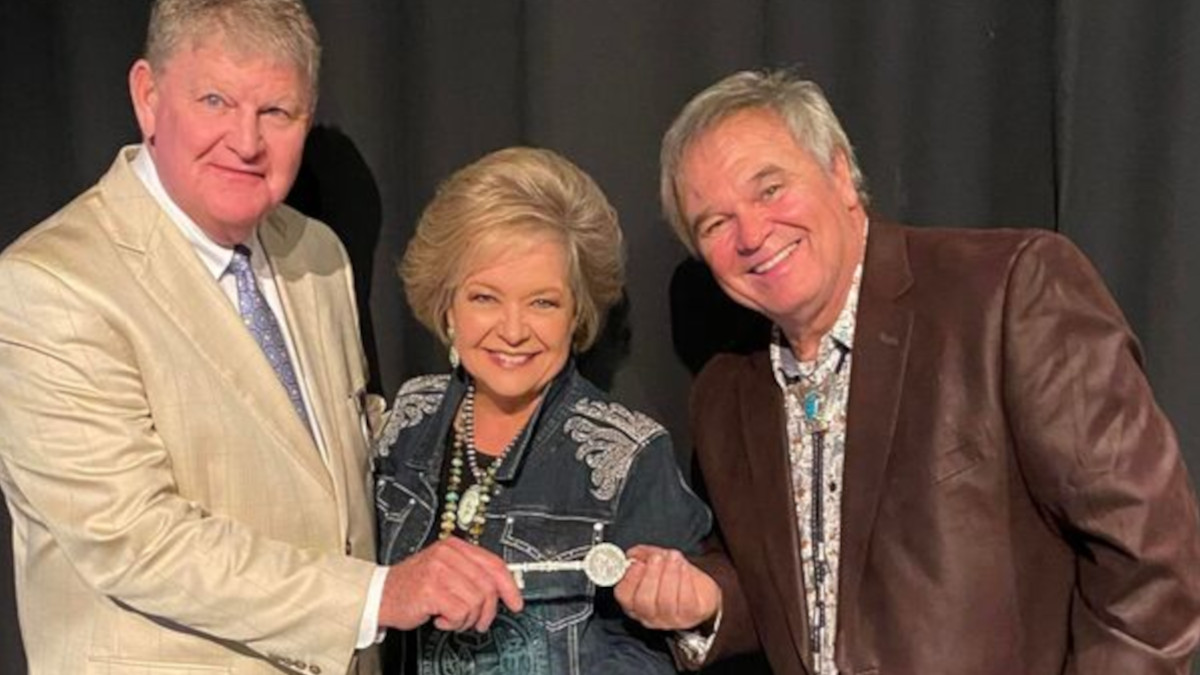 Jeff & Sheri Easter Receive Key to the City of Mt. Airy, NC During ...